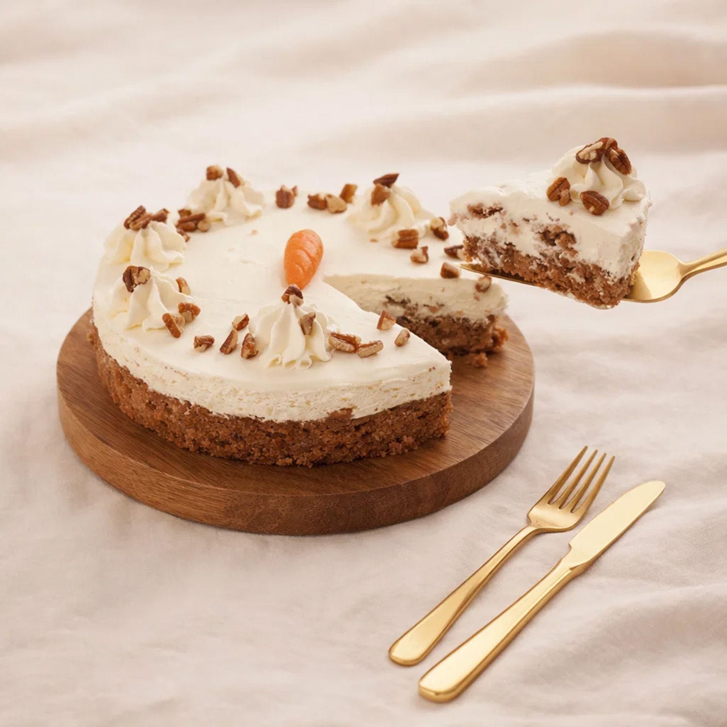 Buy Carrot Cheesecake With Pecans Online in Saudi Arabia - FNP SA