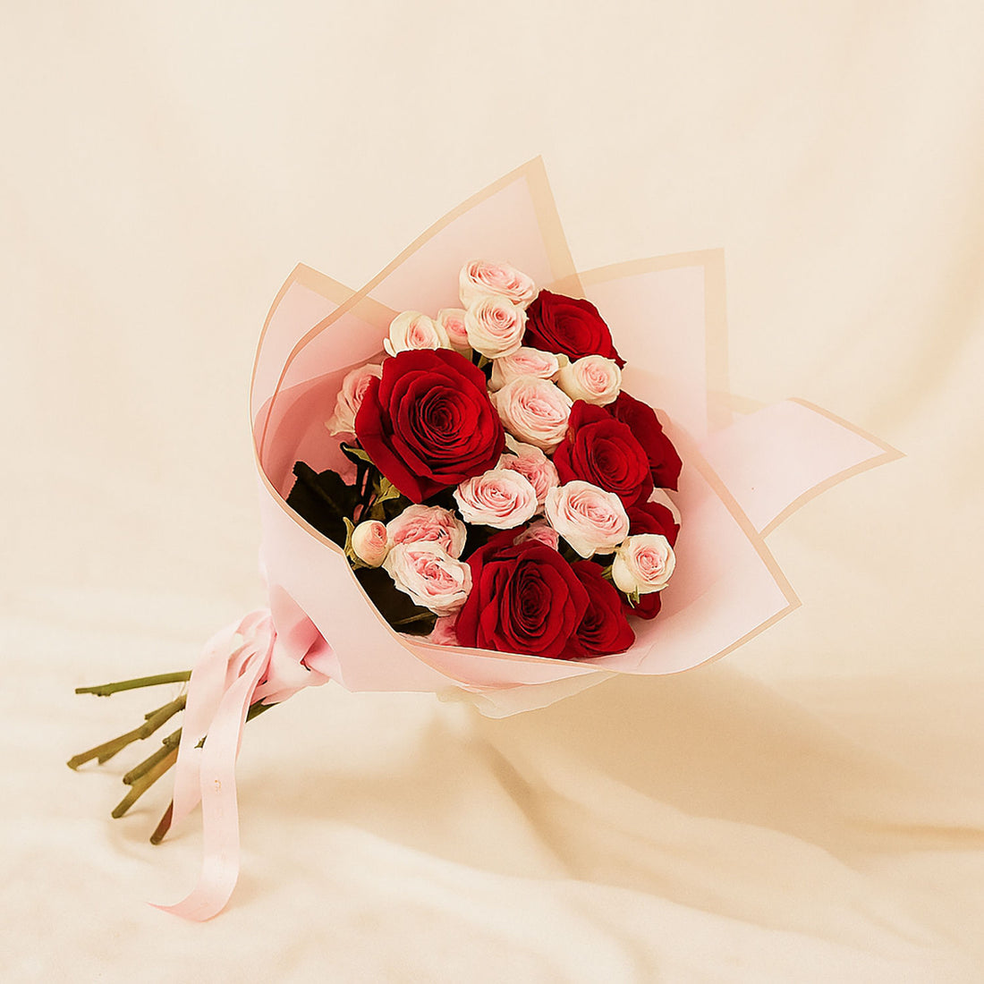 Buy Love Bond | Red n Pink Roses Bouquet Online in Saudi Arabia - FNP SA