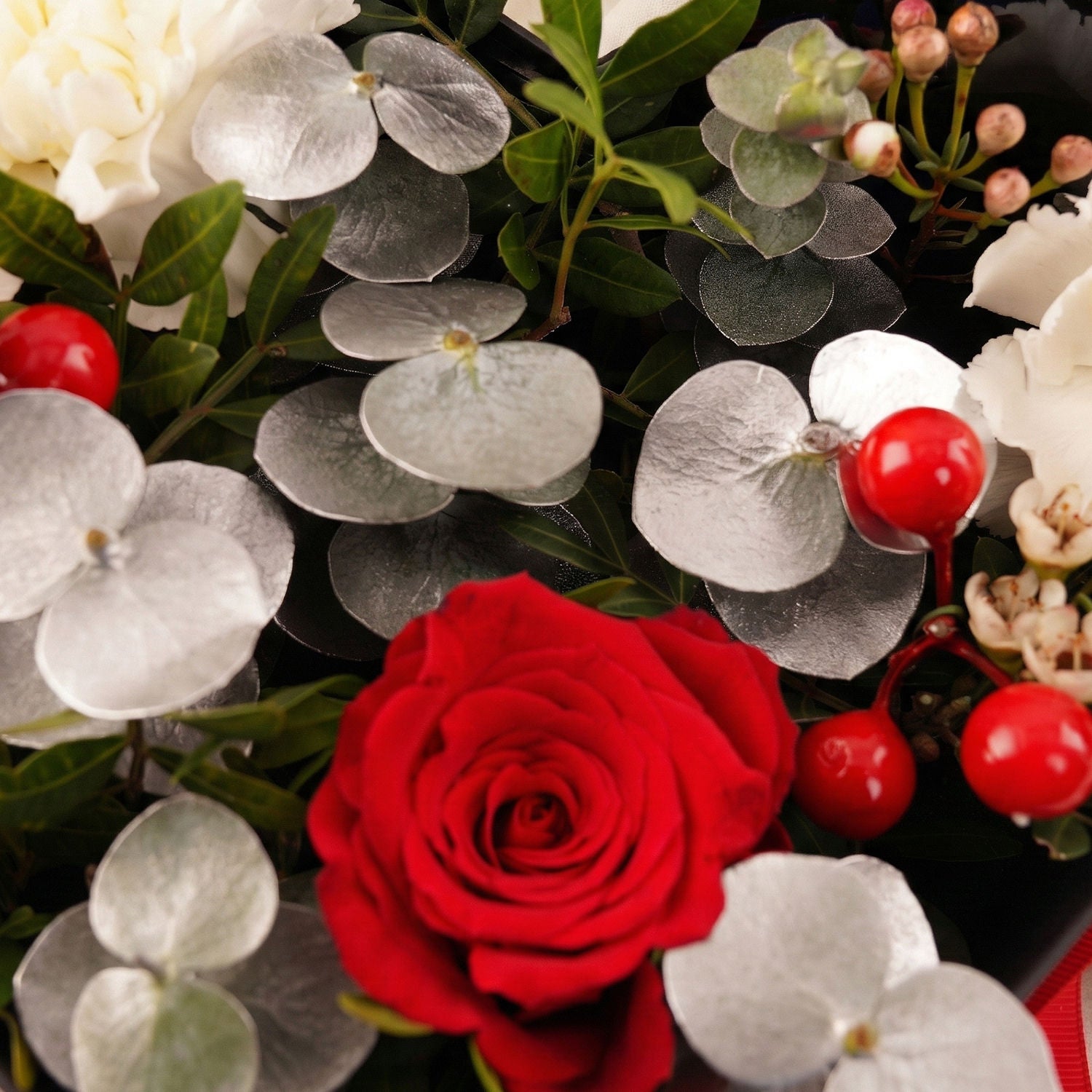 Buy Season's Greetings Celebration Gift Box Online in Saudi Arabia - FNP SA
